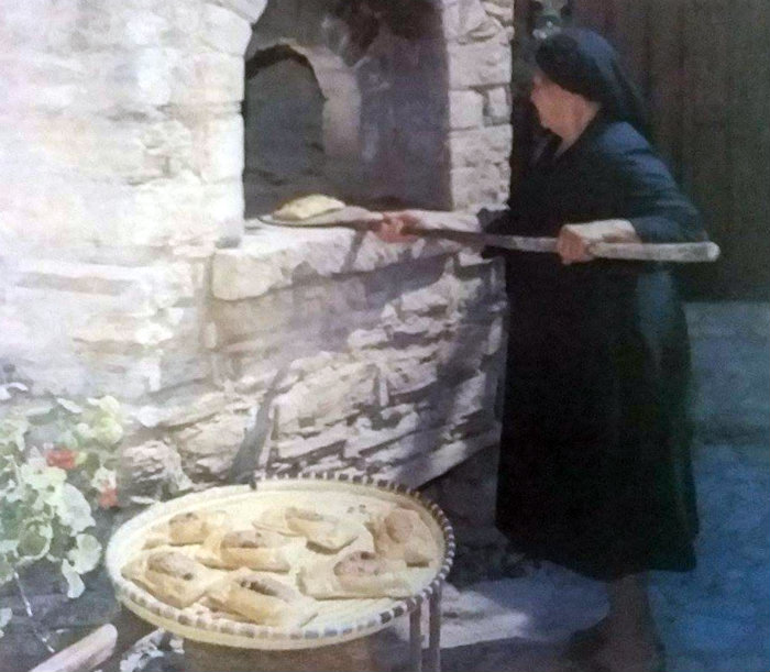 Η πασχαλιάτικη φλαούνα. Γιατί οι γυναίκες πηδούσαν πάνω στον φούρνο την ...