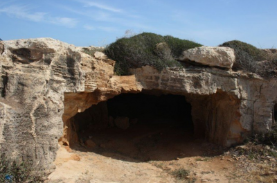 Η σπηλιά που κατοίκησαν οι Κύκλωπες και κρύφτηκε ο Αυξεντίου από τους ...